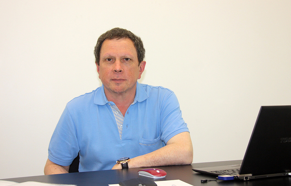 Doctor Moisés Robledo (más enfocada) - Farmacosalud