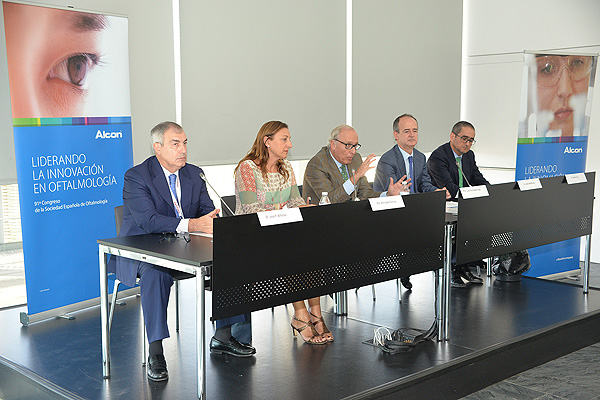 ORA System optimiza implantación lentes en intervención de cataratas