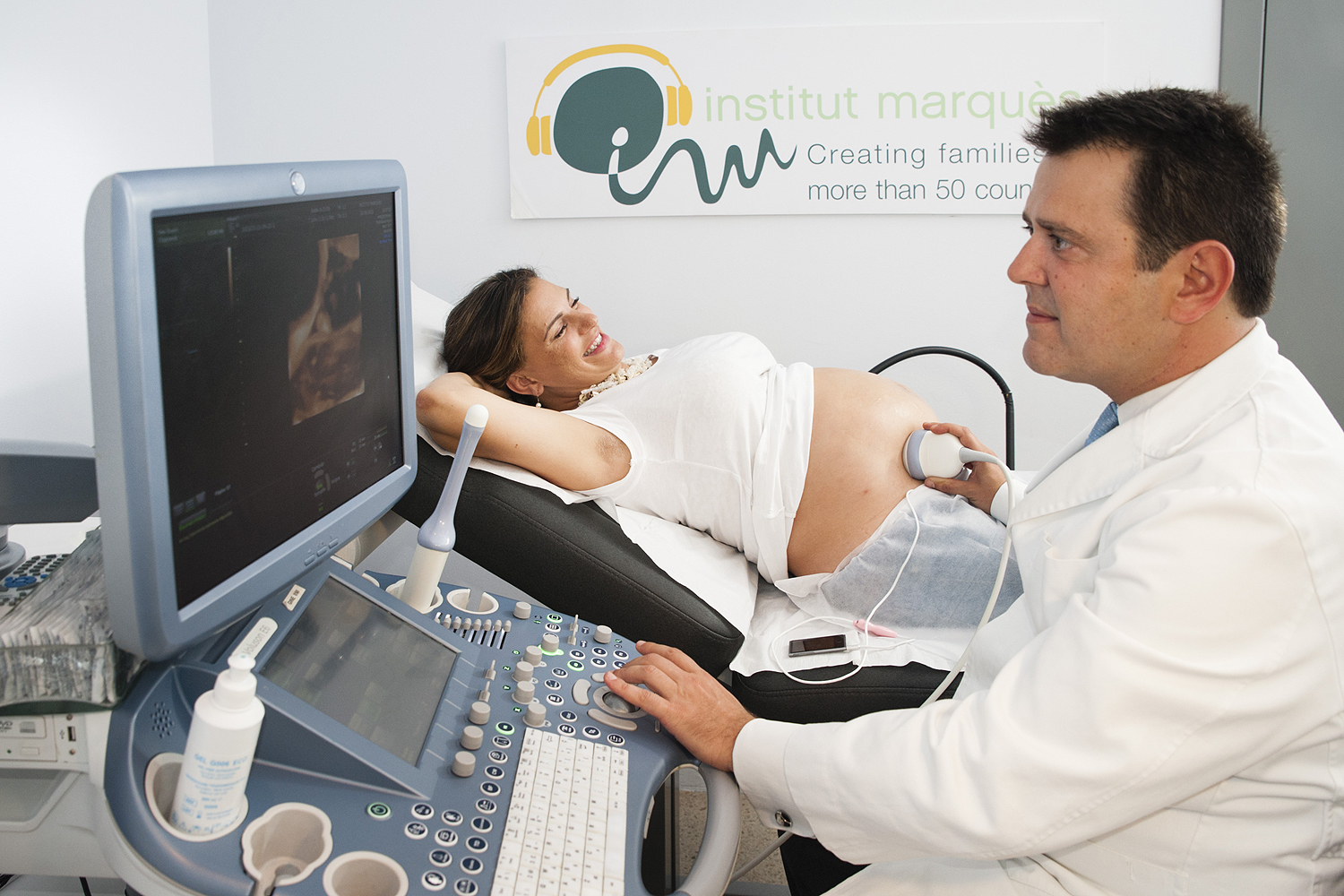 El doctor Alex García Faura, con paciente estudio descartar sordera ...