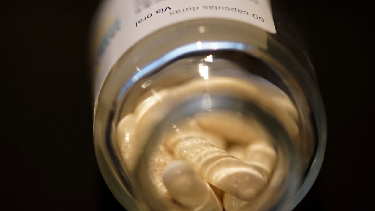 Capsulas 3 pastillas1 cápsulas duras en frasco abierto comprimidos ...