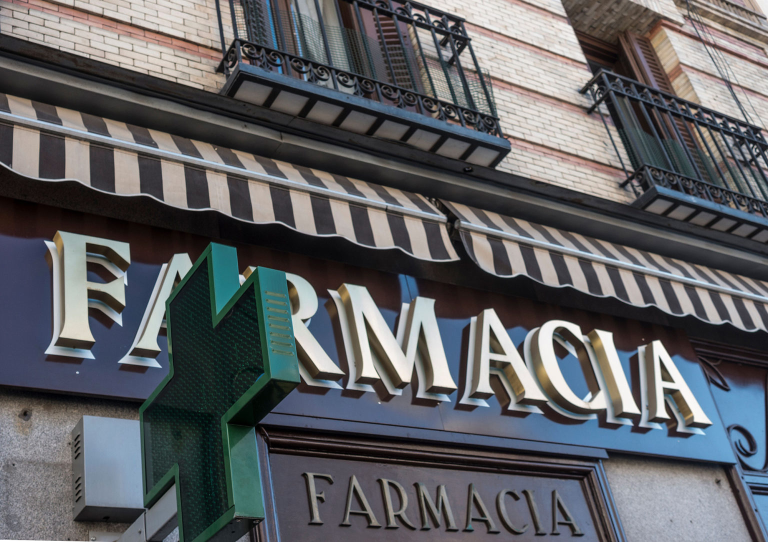 (portada) farmacia farmacéutico cruz verde letras clásicas - Farmacosalud