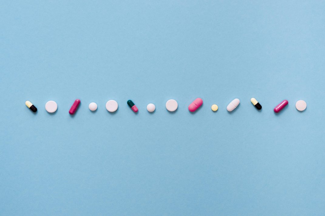 top-view-of-pills-in-row pastillas2 pastillas pastilla cápsulas ...